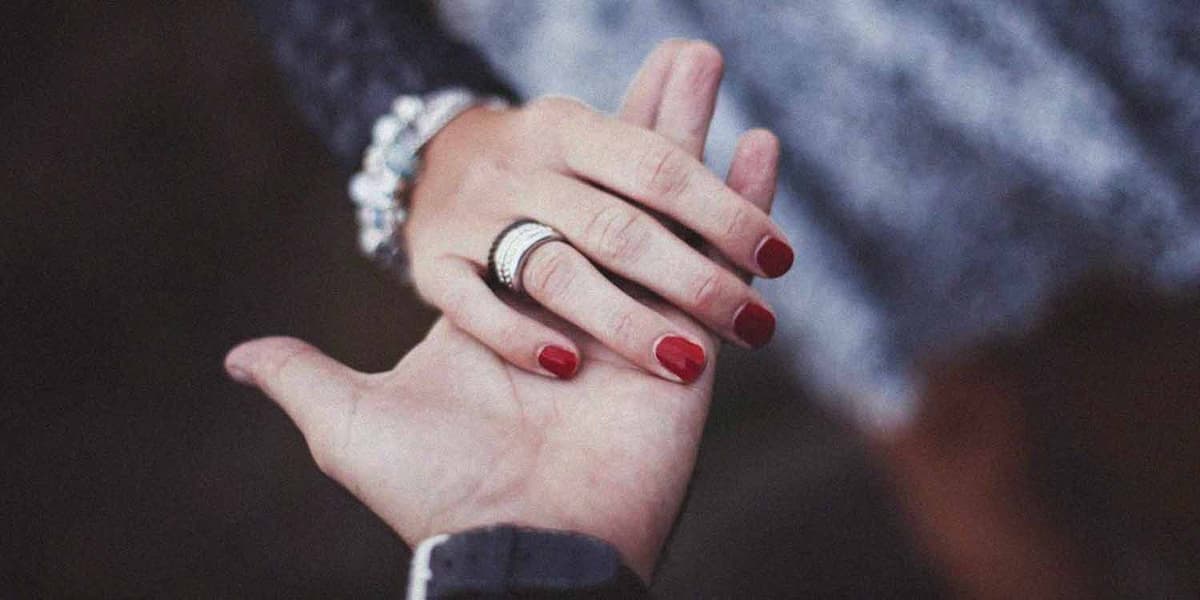 Am I Being Catfished? How To Spot A Fake Profile on Dating Apps ...